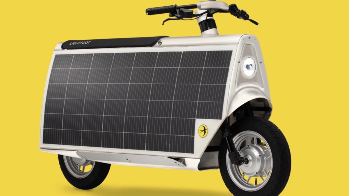 Der Otherlab Lightfoot Cargo eScooter fährt mit Solarzellen und Kofferraum