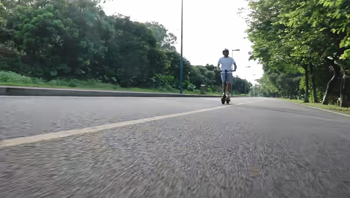E Scooter wo fahren? Auf dem Gehweg oder der Straße? - emobility-Insider.de